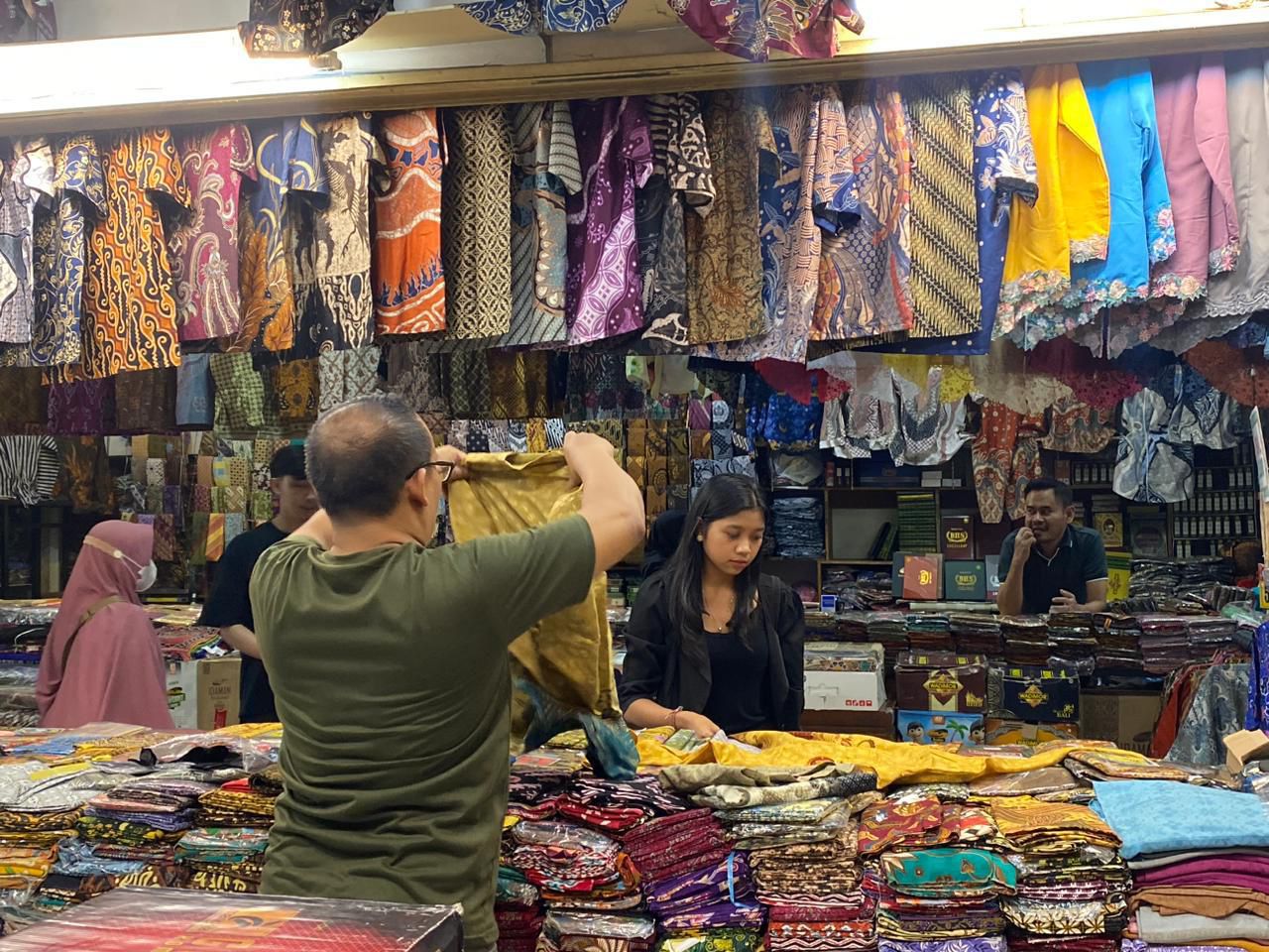 Jualan Baju Batik di Pasar Baru Bandung Haneuteun – Sunda News